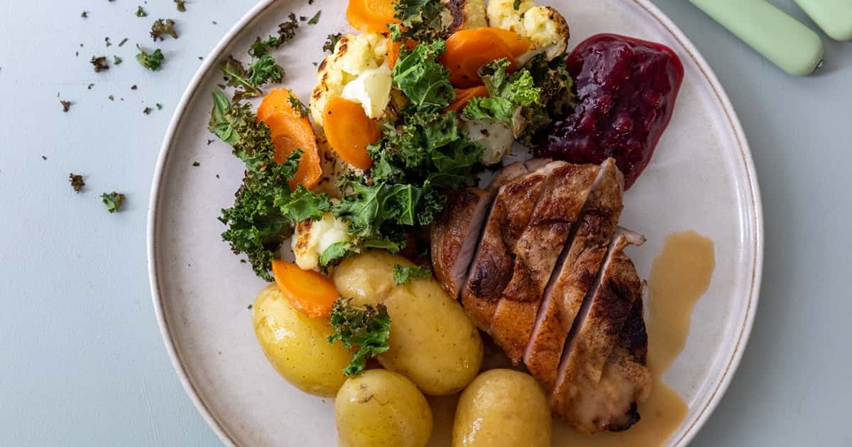 Oppskrift på mager svinekam med bakt blomkål og grønnkål, sjysaus og ...