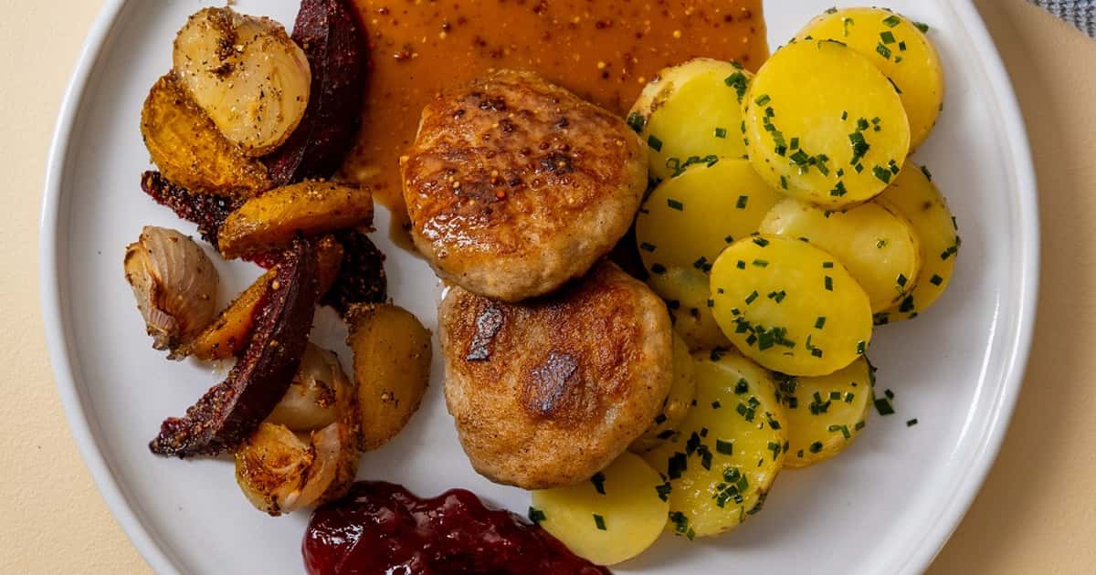 Oppskrift på kyllingkaker med bakte beter, gressløkspoteter, sennepssjy ...