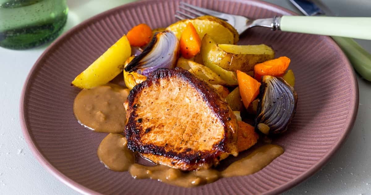 Oppskrift på mager svinekam med ovnsbakte grønnsaker og soppsaus – sunn ...