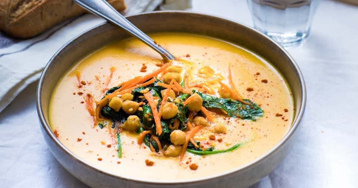 Oppskrift på rask indisk kyllingsuppe med krydderstekte kikerter – sunn ...