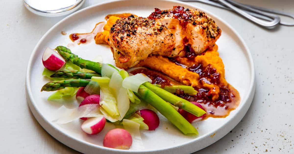 Oppskrift på kyllingfilet med gulrot- og søtpotetpuré, asparges og ...