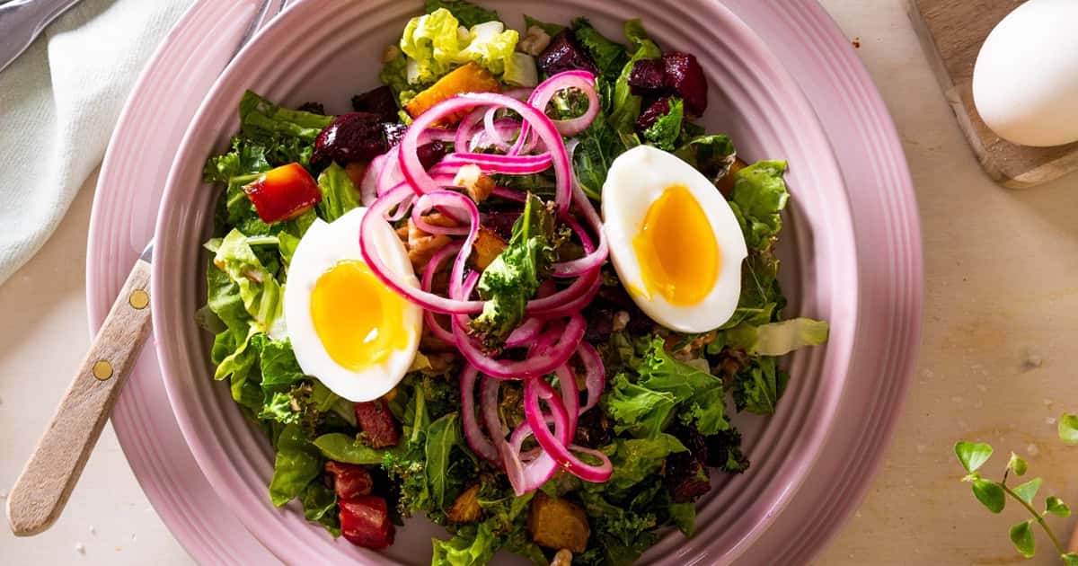 Betesalat med sprø grønnkål, egg, fetaost og syltet rødløk - Sunne ...