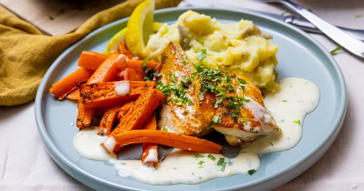 Oppskrift på pannestekt seifilet med bakte gulrøtter, grov potetmos ...