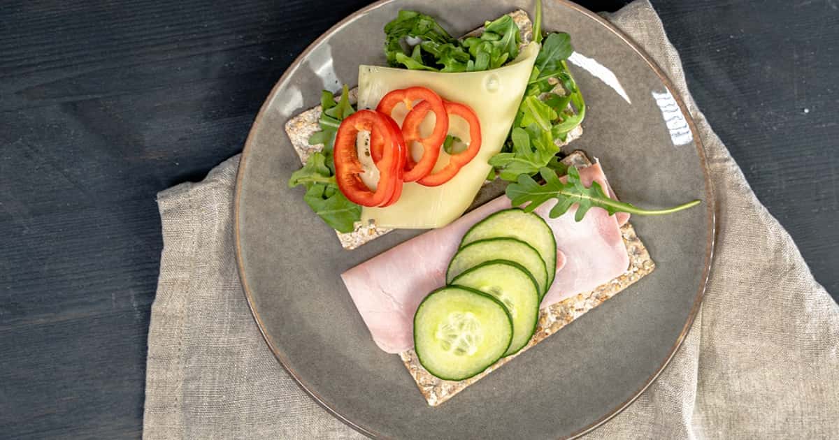 Oppskrift på knekkebrød med jarlsberg lettost og kokt skinke – sunn og ...
