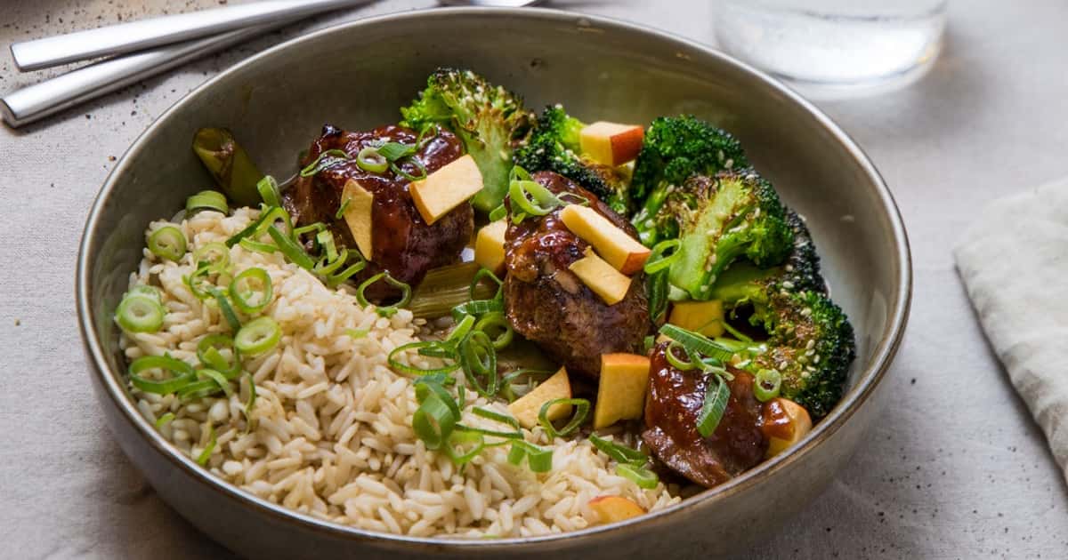 Oppskrift på hoisinglasert pulled pork med fullkornsris og sesamristet ...