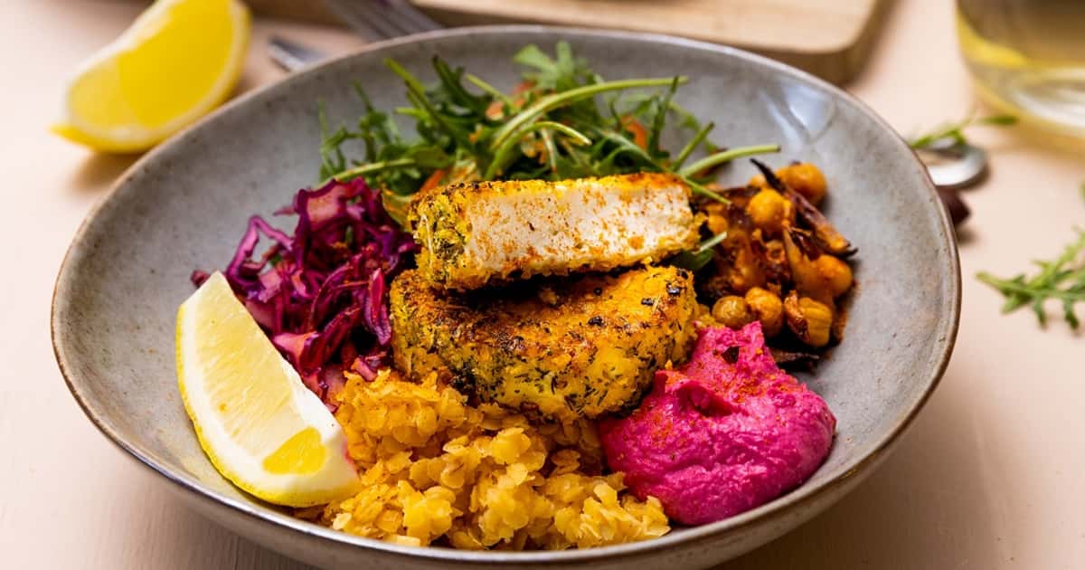 Oppskrift på bowl med krydderpanert middagsost, røde linser og hummus ...
