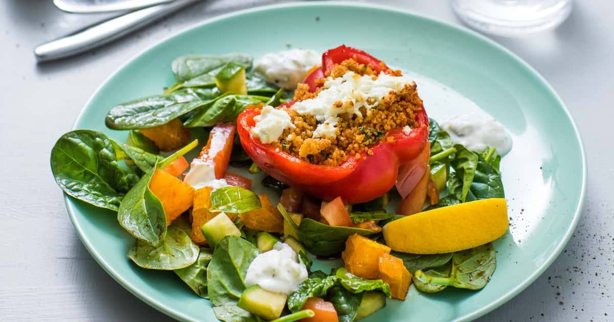 Bakt paprika med fetaost, couscous og tzatzikidressing - Sunne ...