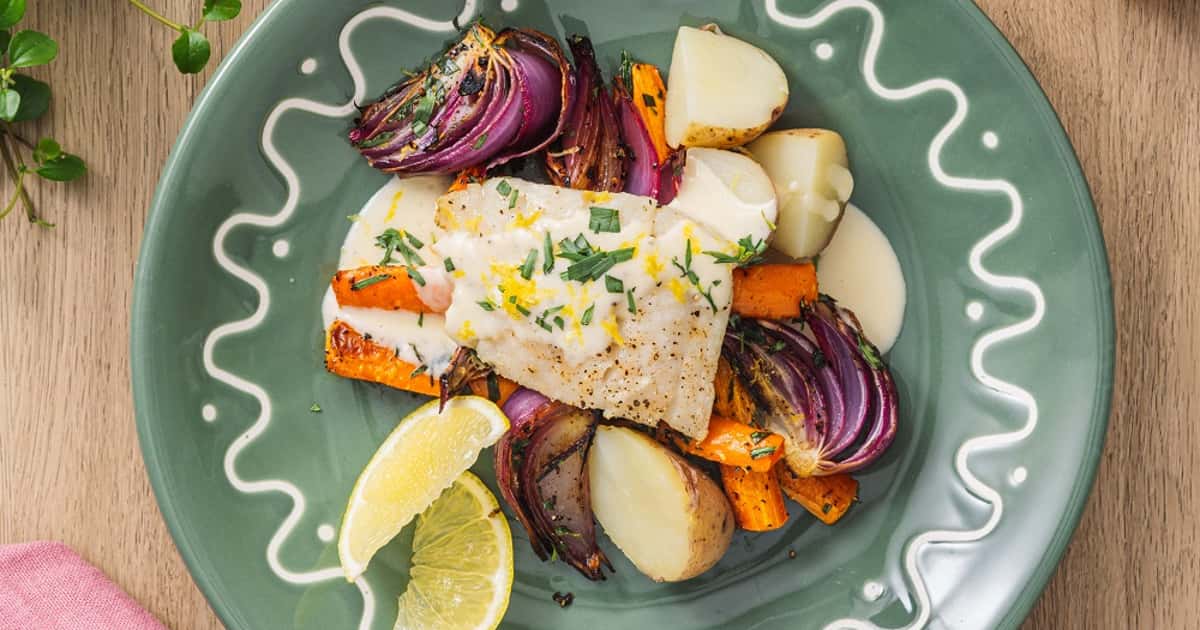 Oppskrift på hyse med sitron- og estragonbakte gulrøtter, poteter og ...