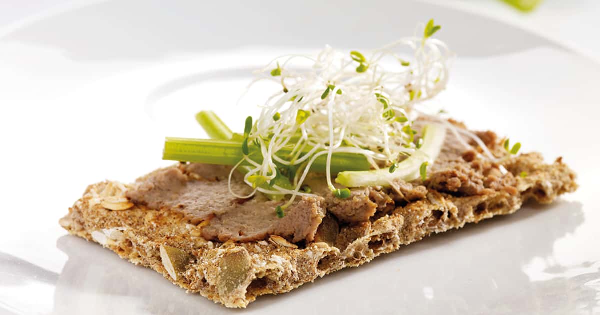 Oppskrift på knekkebrød med leverpostei og stangselleri – sunn og ...