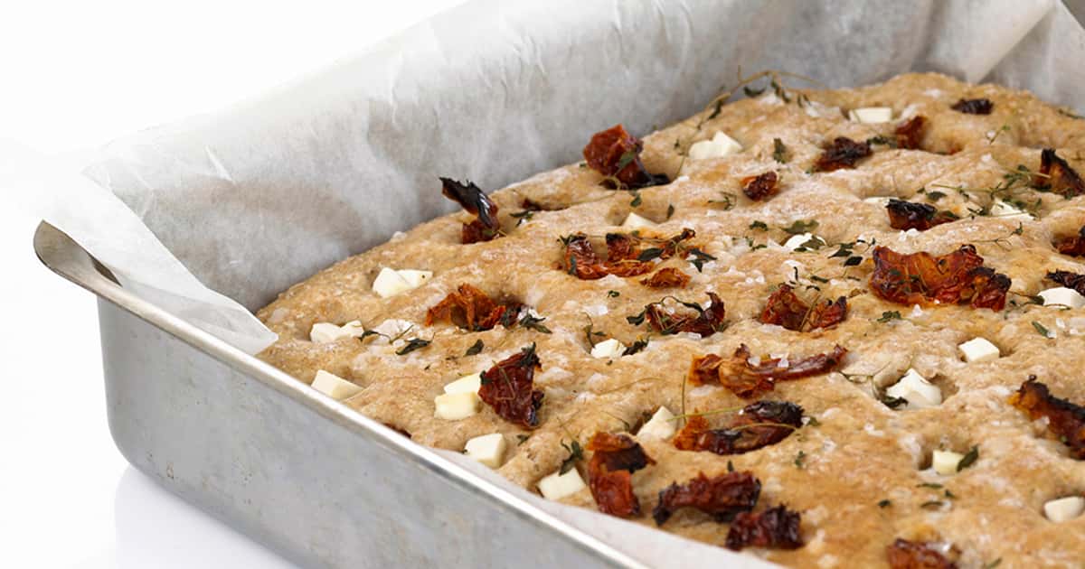 Oppskrift på focaccia med soltørket tomat og fetaost – sunn og smakfull ...