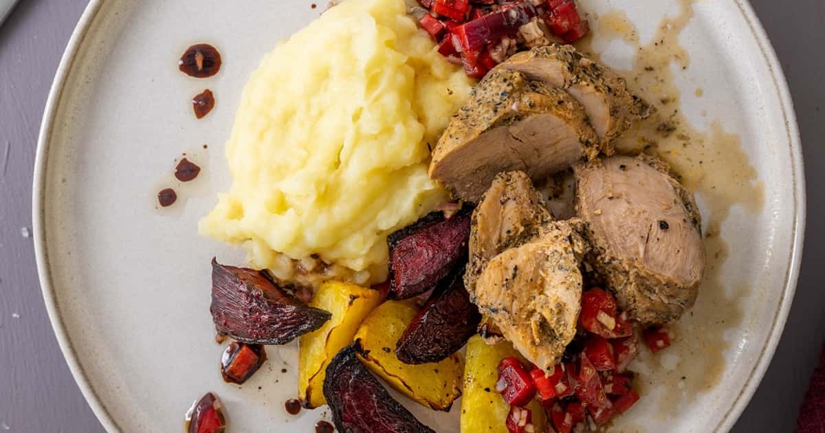 Oppskrift på mørkokt svinebog med potetmos, bakte beter og plommesalsa ...