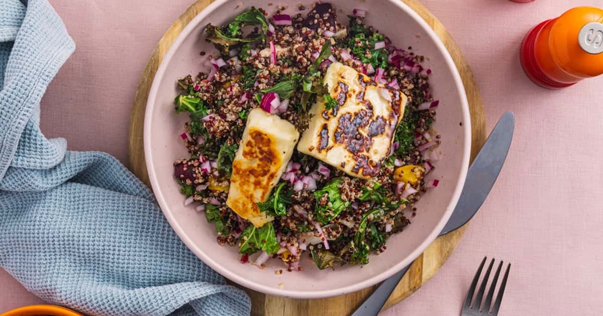 Oppskrift på quinoasalat med stekt halloumi, bakte beter og sprø ...
