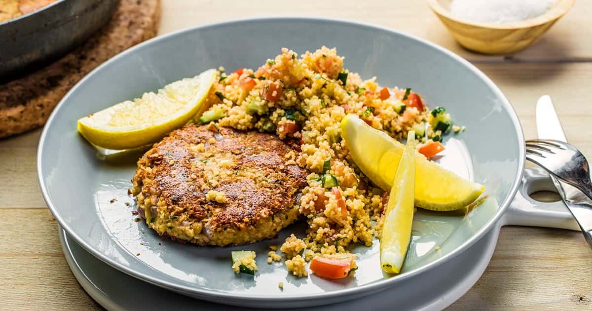 Oppskrift på linseburger med fetaost og couscoussalat – sunn og ...