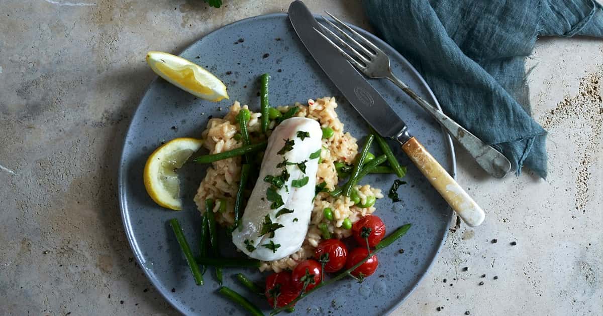 Oppskrift på ovnsbakt hyse og cherrytomater med bønnerisotto – sunn og ...