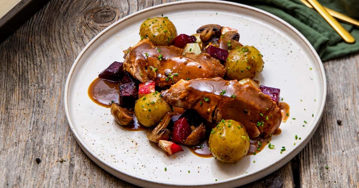 Oppskrift på mørkokt svinekjake i rødvinssjy med ovnsbakte ...