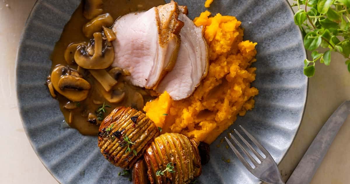 Oppskrift på filetstykke av svin med hasselbackpoteter, rotmos og ...