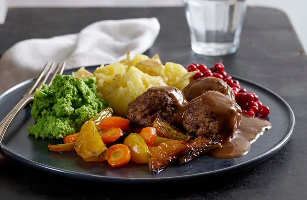 Kjøttkaker med ertestuing og bakte beter – Sunne oppskrifter fra Roede